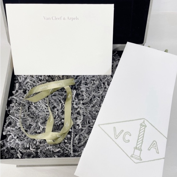 Van Cleef & Arpels | Jewelry | Van Cleef And Arpels Velvet Box New ...
